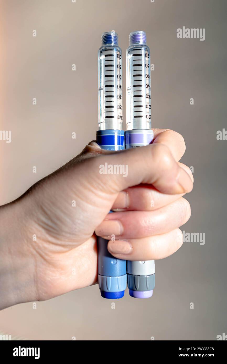 Woman hand holding two insulin pens. Diabetes type one Stock Photo - Alamy