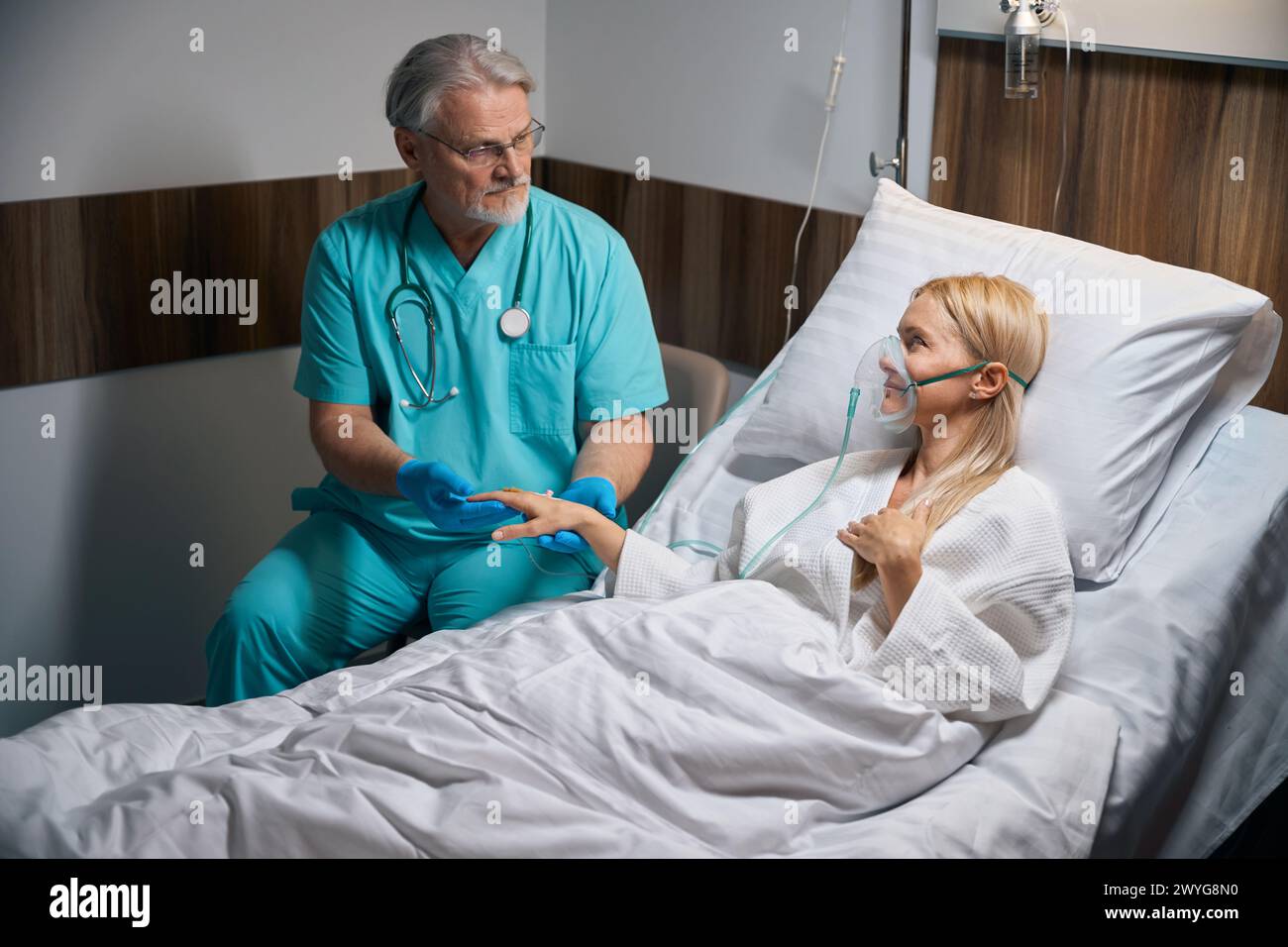 Hospitalized oxygen iv hi-res stock photography and images - Alamy