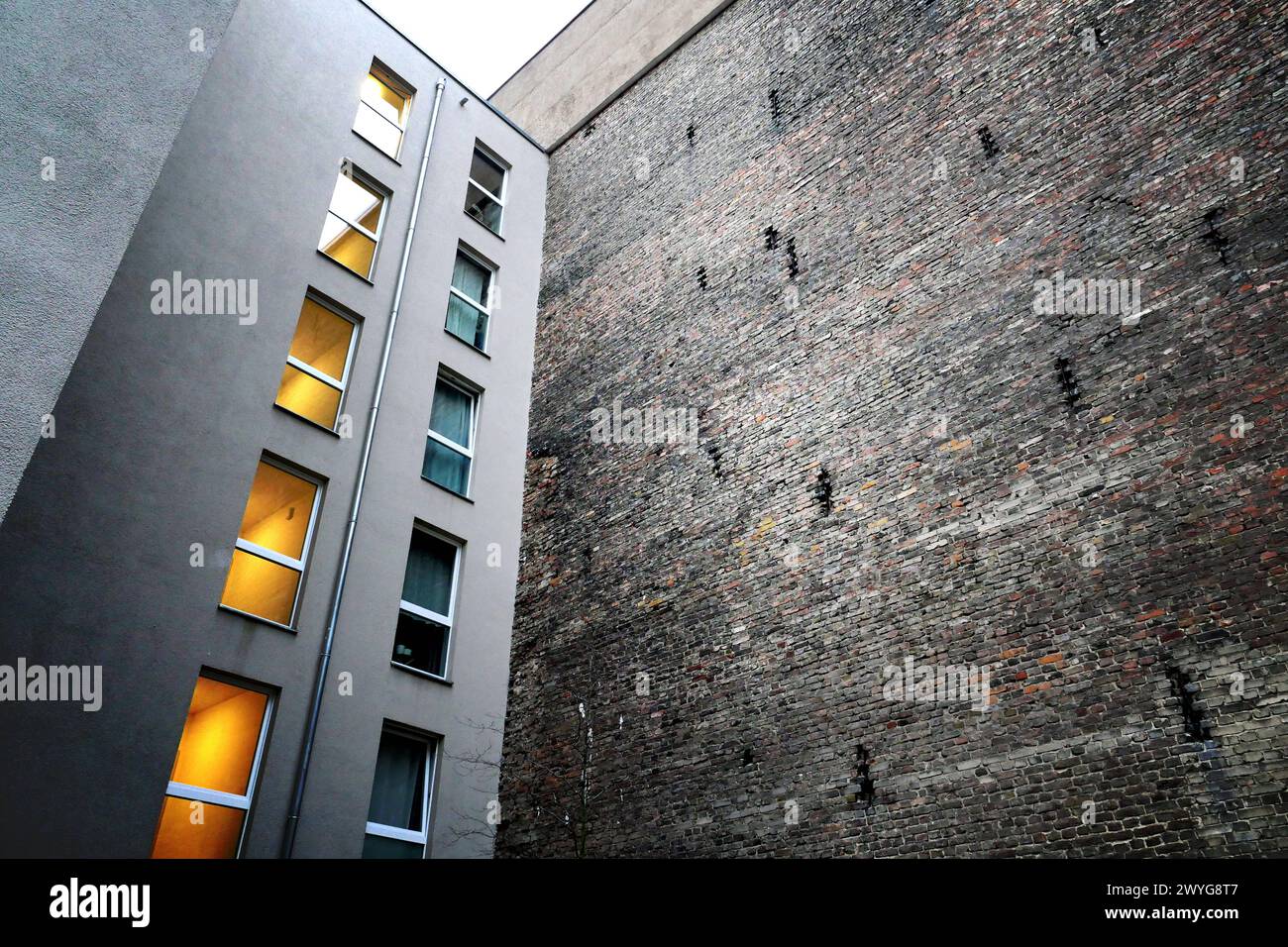 Neubau schließt sich an eine alte Hausmauer. *** New building adjoins ...