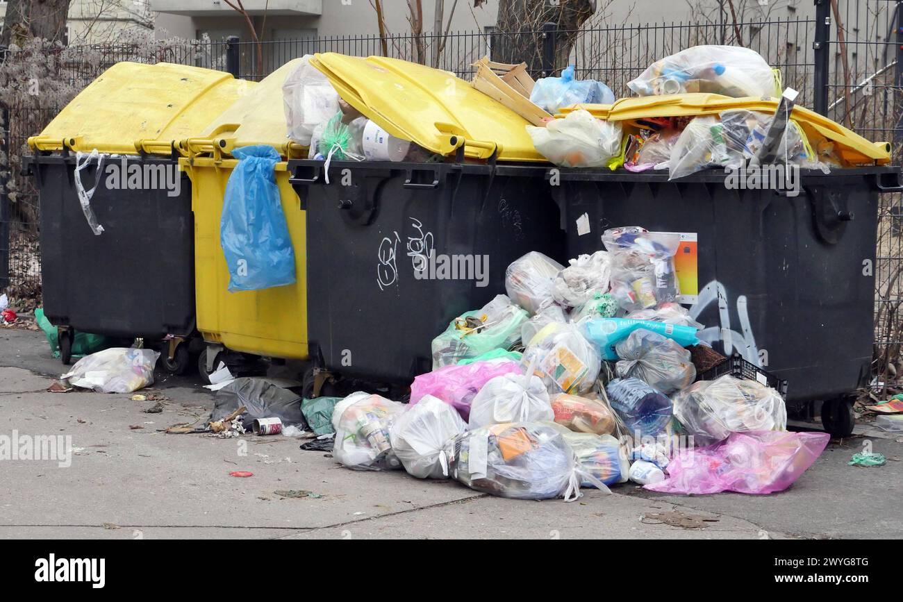 Übervolle Wertstofftonnen, Plastikmüll liegt daneben *** Overflowing ...