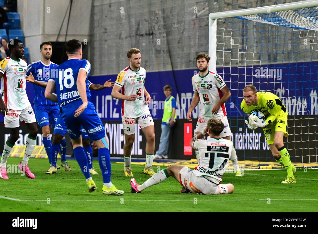 ABD0141 20240406 - LINZ - ÖSTERREICH: v.l. Stefan Feiertag (FC Blau ...