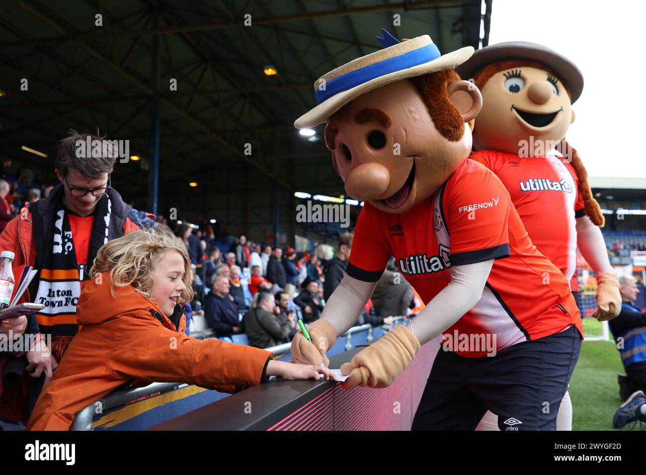 Kenilworth Road, Luton, Bedfordshire, UK. 6th Apr, 2024. Premier League ...