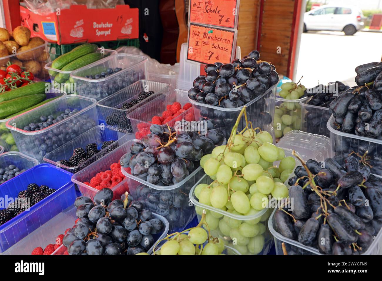 Obst als gesundes Nahrungsmittel Viele verschiedene Obstsorten liegen ...