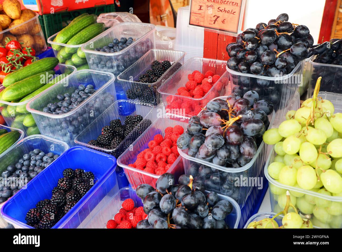 Obst als gesundes Nahrungsmittel Viele verschiedene Obstsorten liegen ...