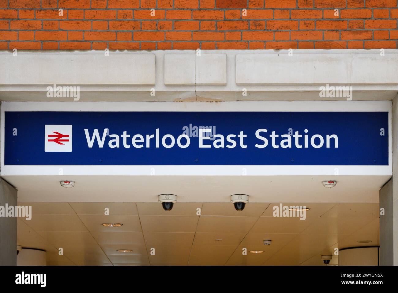 Waterloo station sign hi-res stock photography and images - Alamy