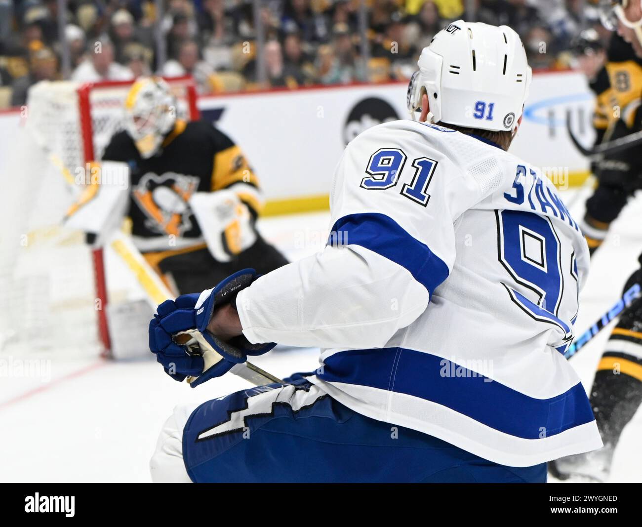 Tampa Bay Lightning center Steven Stamkos (91) ties the score in the ...