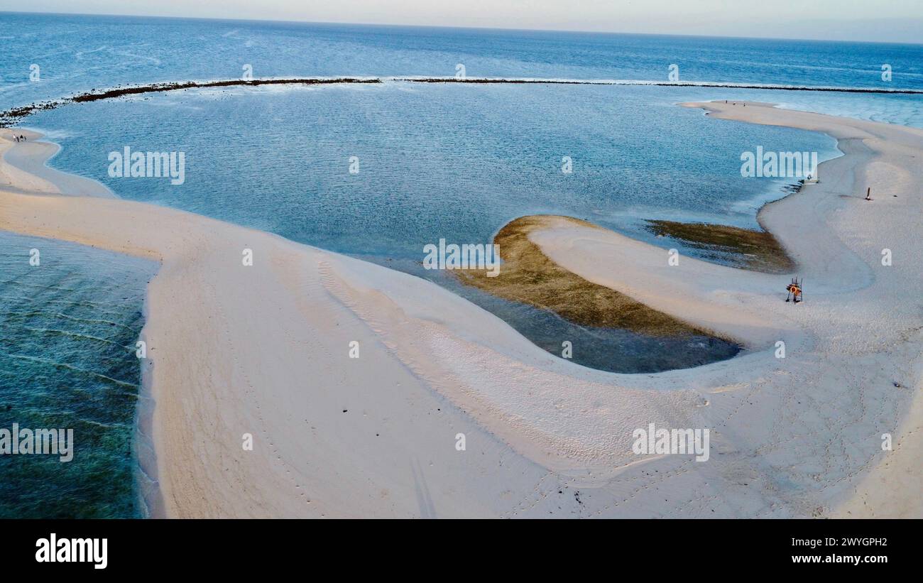 Long shot sand dunes white hi-res stock photography and images - Alamy