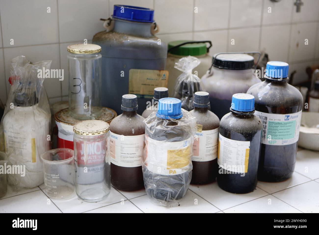 Used empty medicine bottles hi-res stock photography and images - Alamy