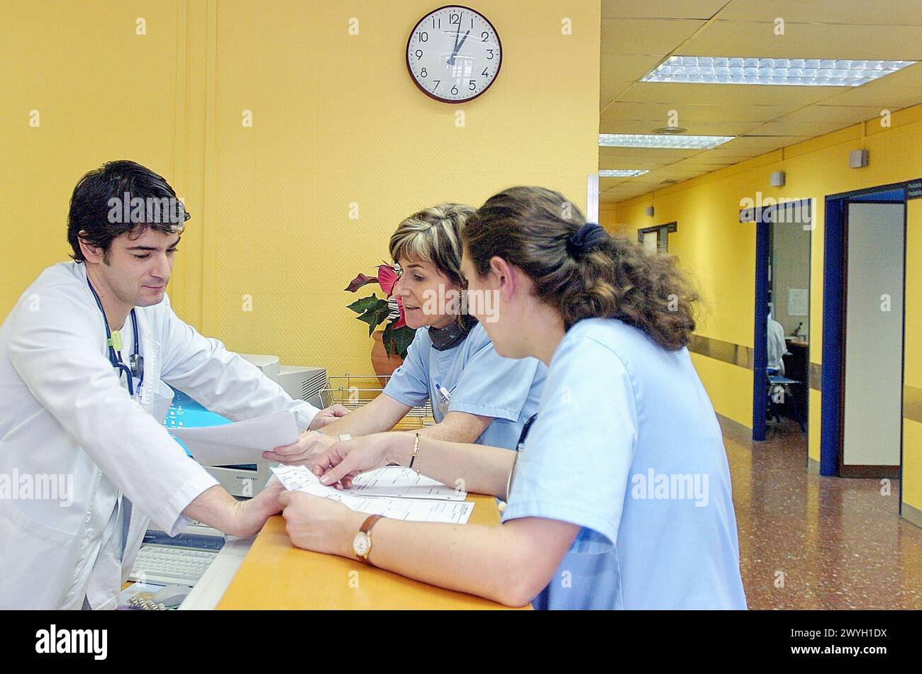Admission desk at emergency area of hospital Stock Photo - Alamy