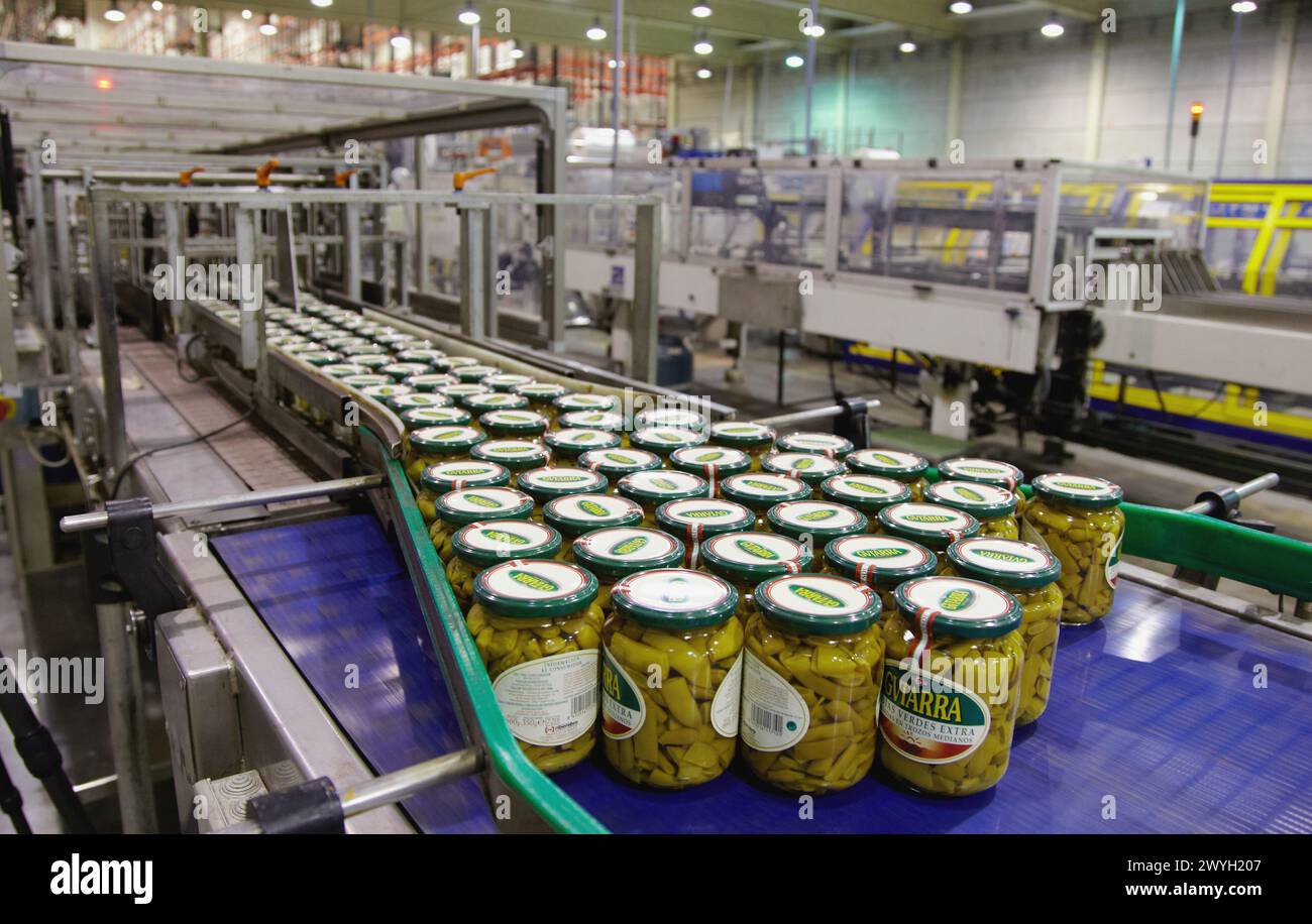 Labeling and packaging canned vegetables, Green bean, Canning Industry ...
