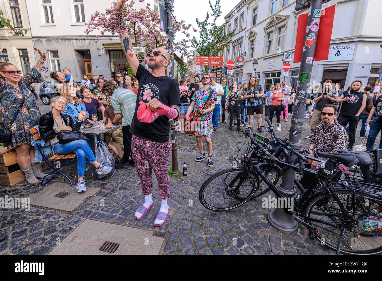 Open Air Konzert der Bonner Punkband DIE MANFREDS vor der Kneipe Cafe ...