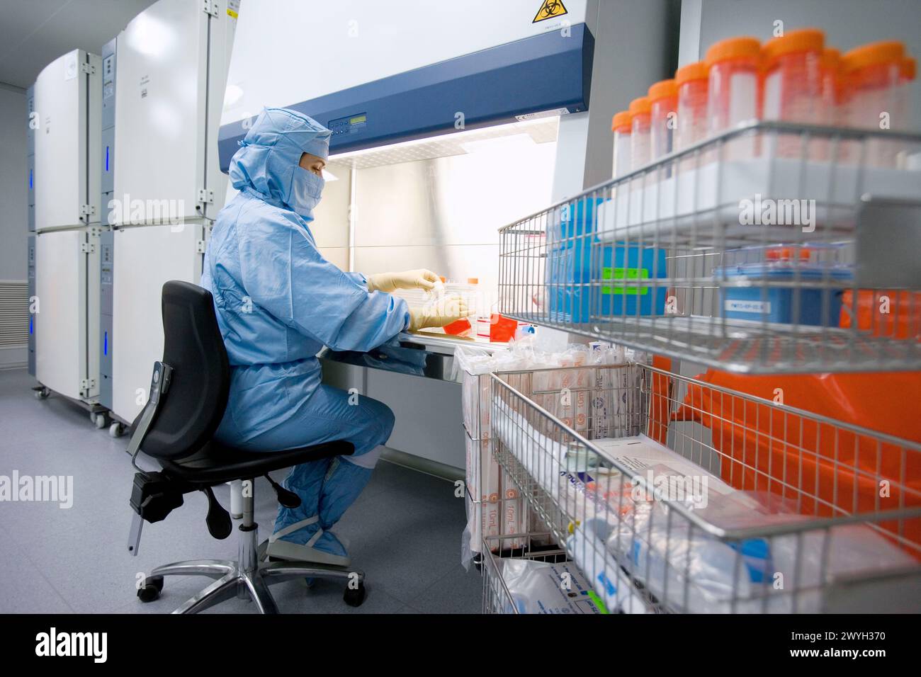 Horizontal laminar flow cabinet hi-res stock photography and images - Alamy
