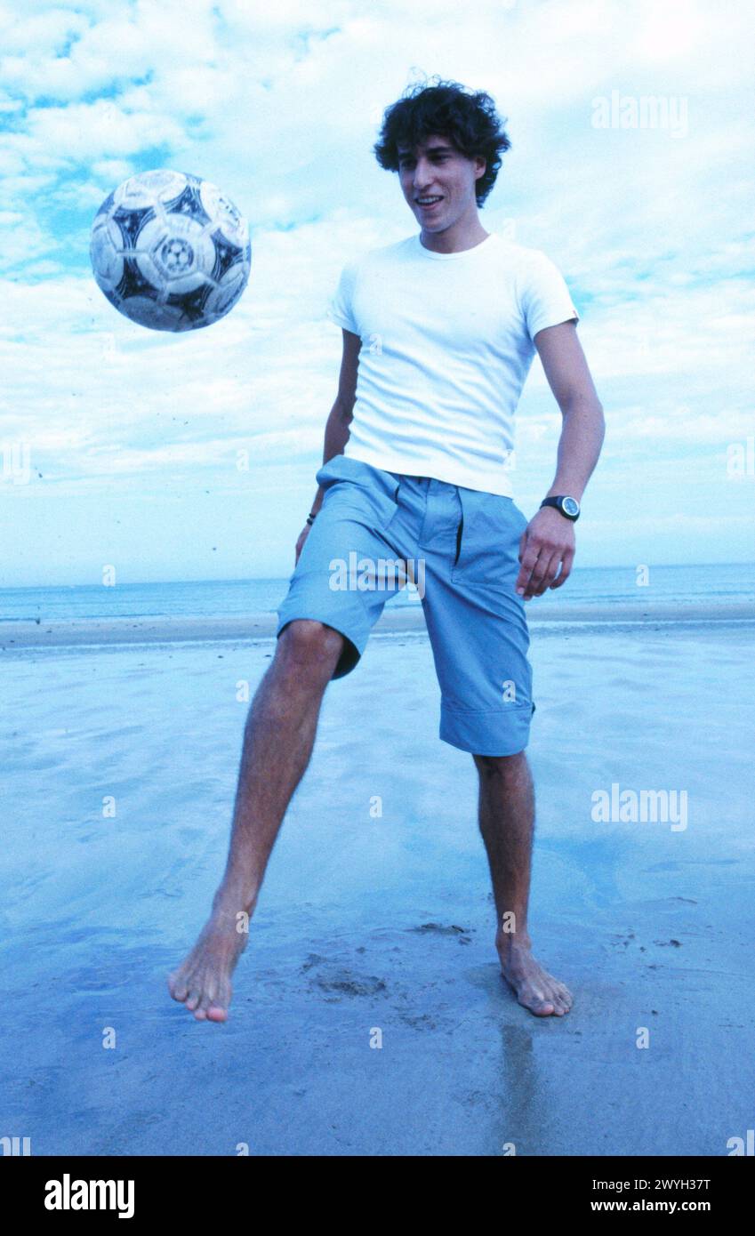 Boys playing soccer barefoot hi-res stock photography and images - Alamy