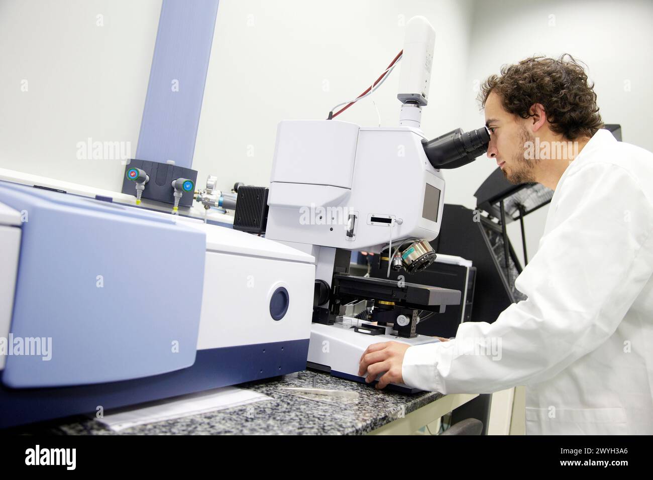 VERTEX 70 FT-IR spectrometer Vacuum Optics Evacuable optics bench of ...