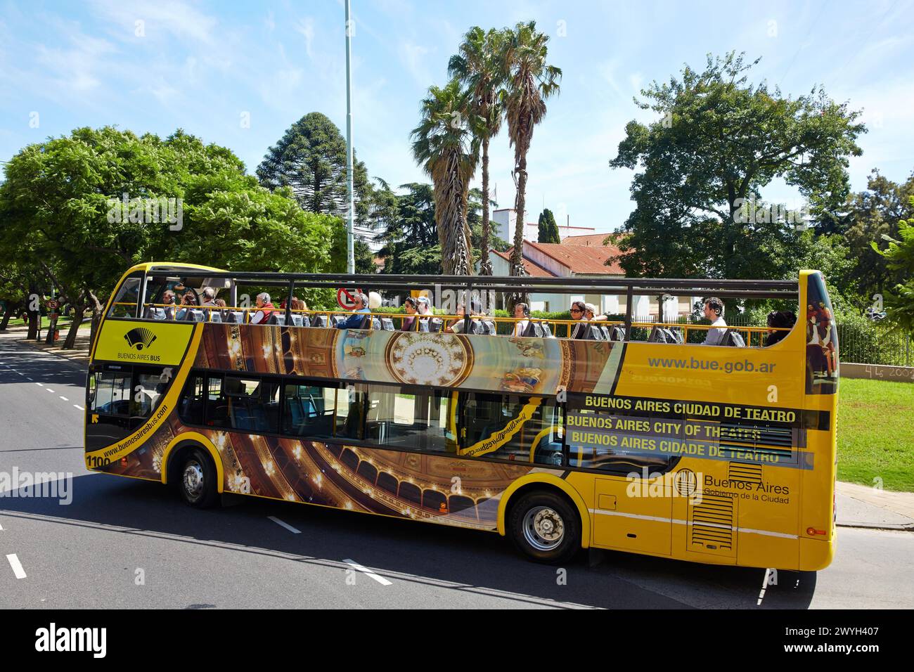 Tour turistico bus turistico hi-res stock photography and images - Alamy