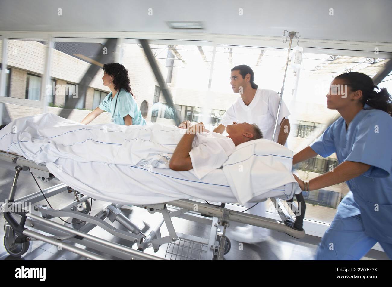 Nurses moving patient hi-res stock photography and images - Alamy
