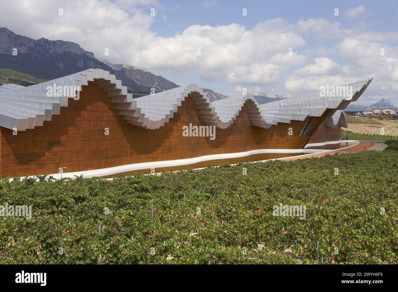 Ysios winery building design by Santiago Calatrava. Laguardia, Rioja ...