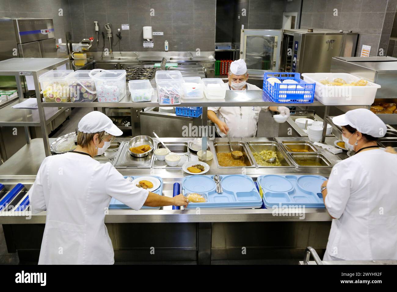 Cook food menu preparation hospital hi-res stock photography and images ...