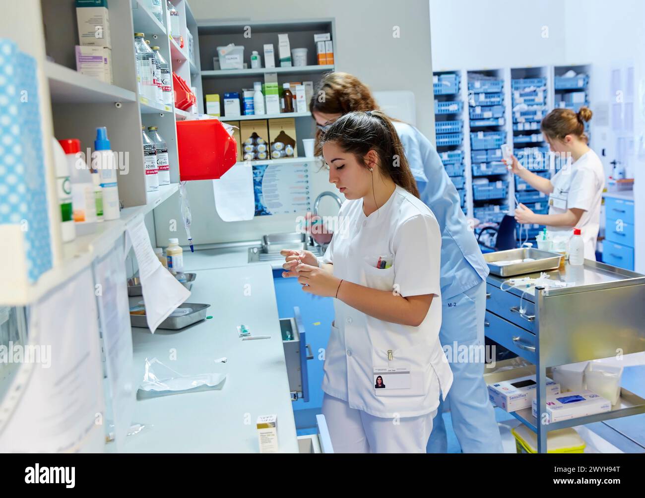 Nurse preparing medication, Nursing control, Plant hospitalization ...