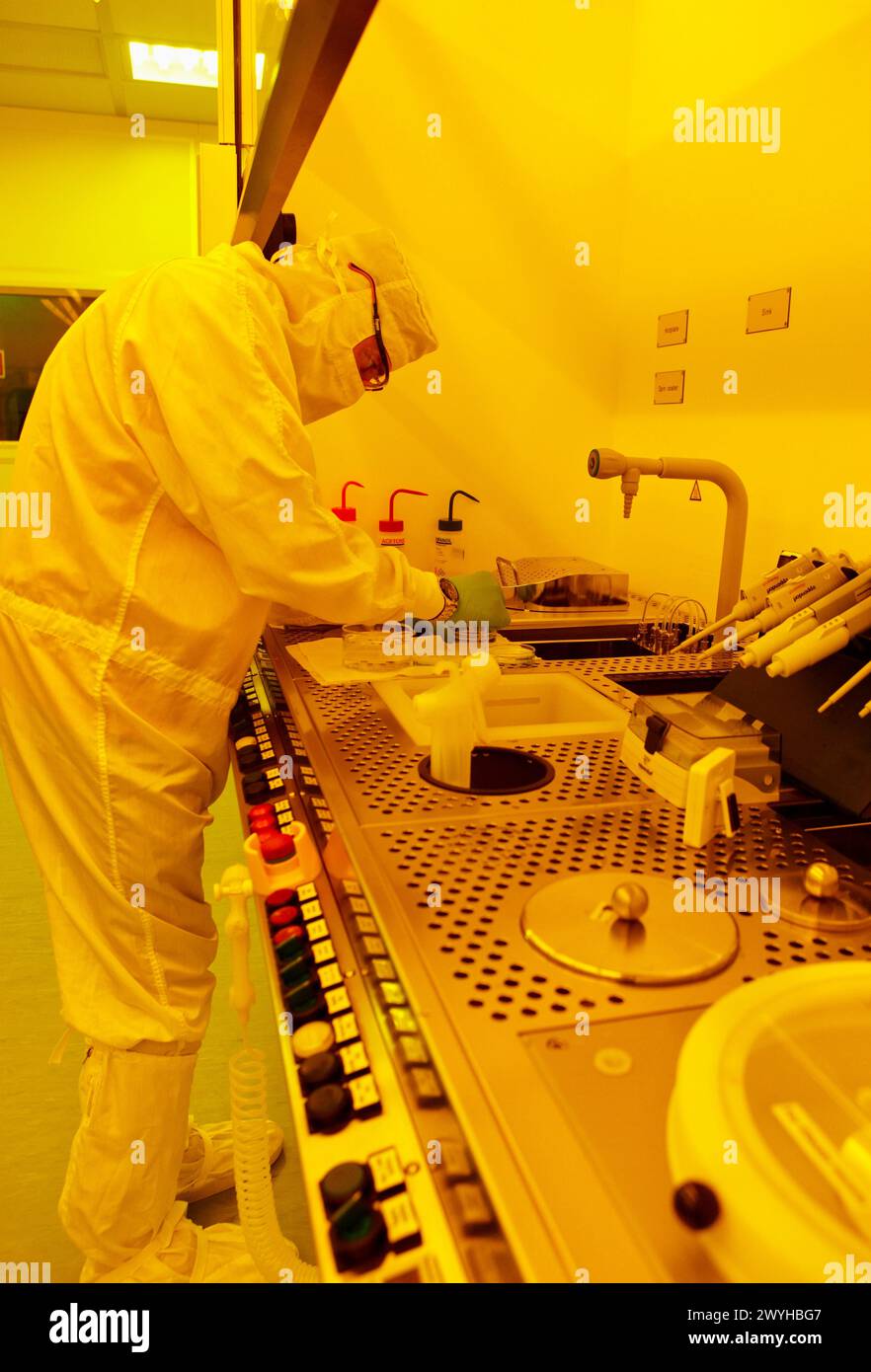 Lab benches hi-res stock photography and images - Alamy