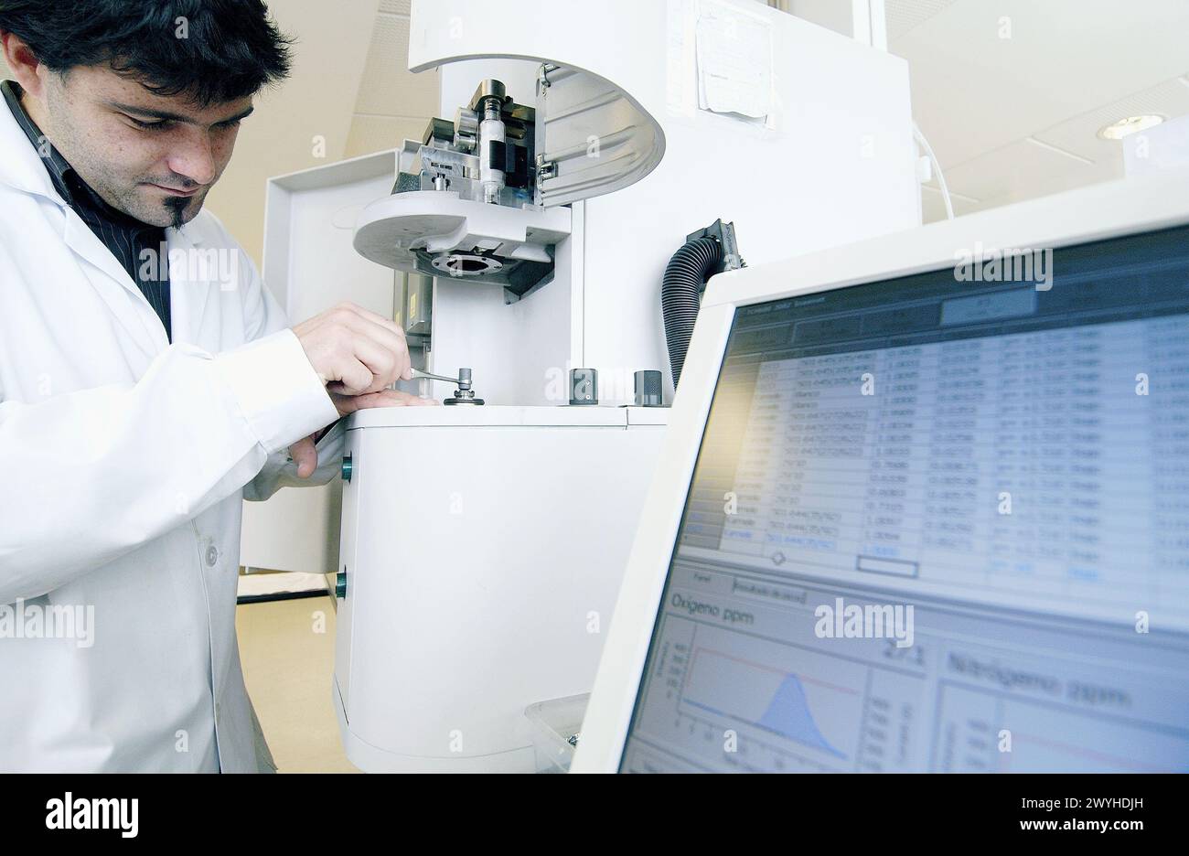 Leco TCH600 automatic Nitrogen/Oxygen/Hydrogen determinator, chemical characterization ...