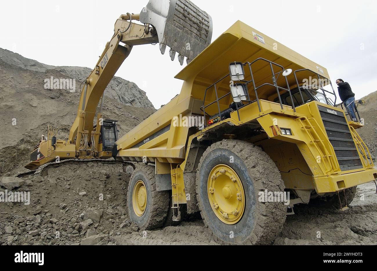 Cement plant truck loading hi-res stock photography and images - Alamy