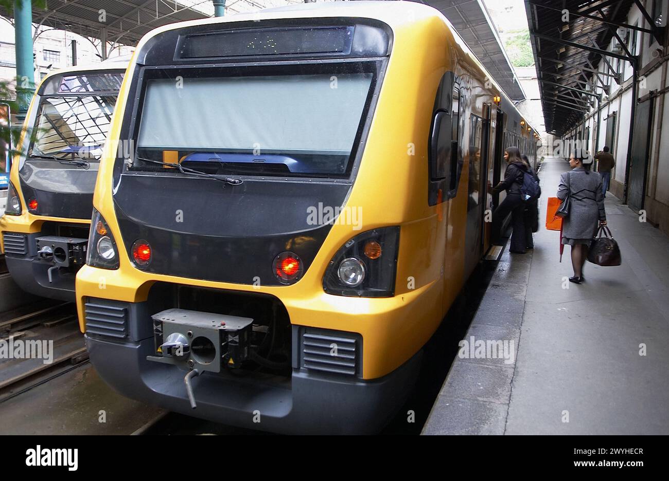 Passenger trains in porto hi-res stock photography and images - Alamy