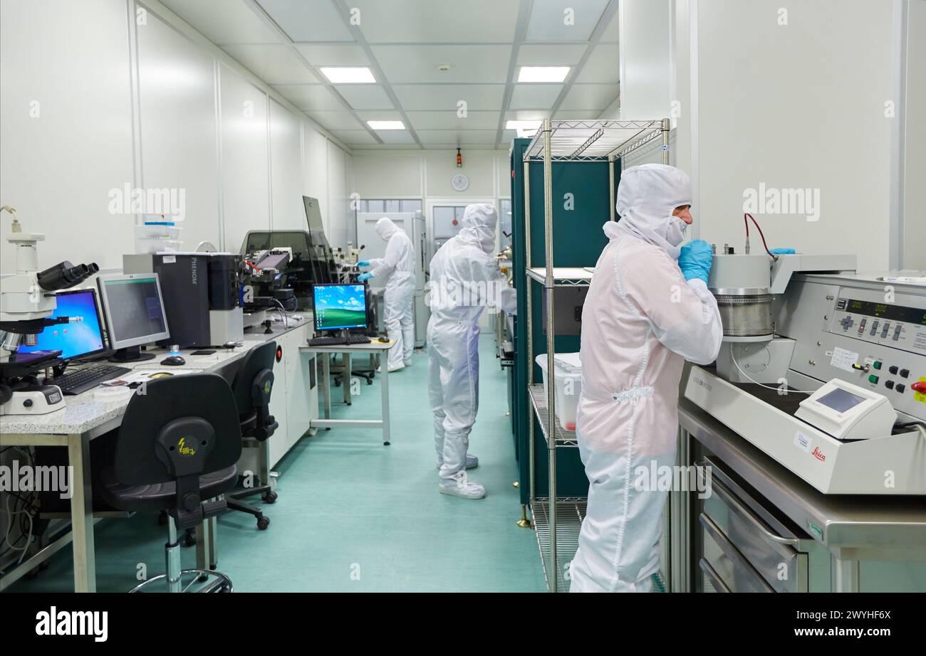 Leica Benchtop sputter system. Cleanroom. Nanotechnology. Laboratory ...