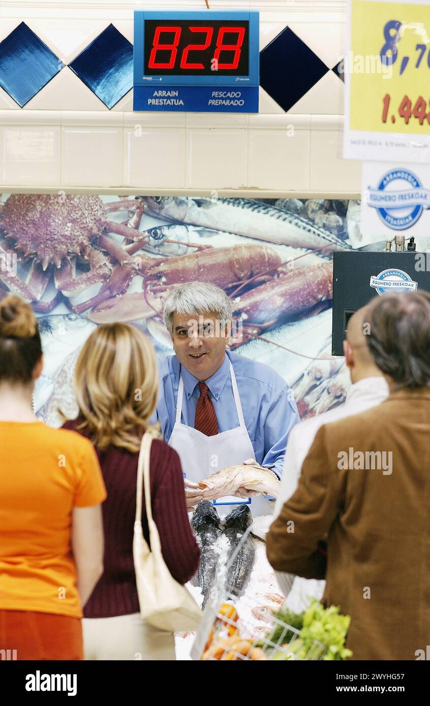 Hypermarket, fish shop Stock Photo - Alamy