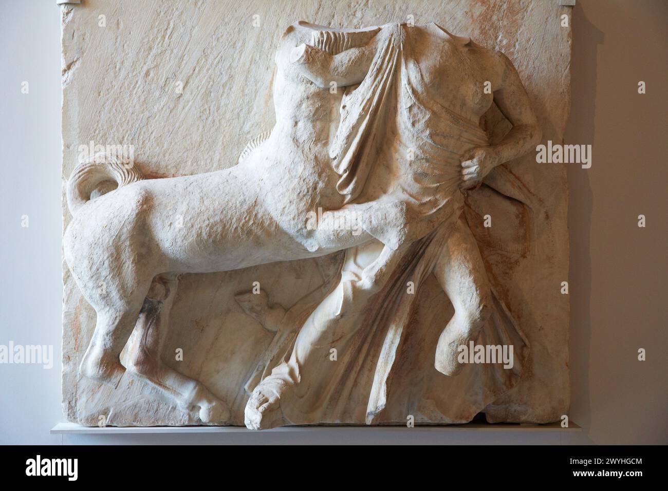 Centaure enlevant une femme lapithe. Une métope du Parthénon. Athènes ...