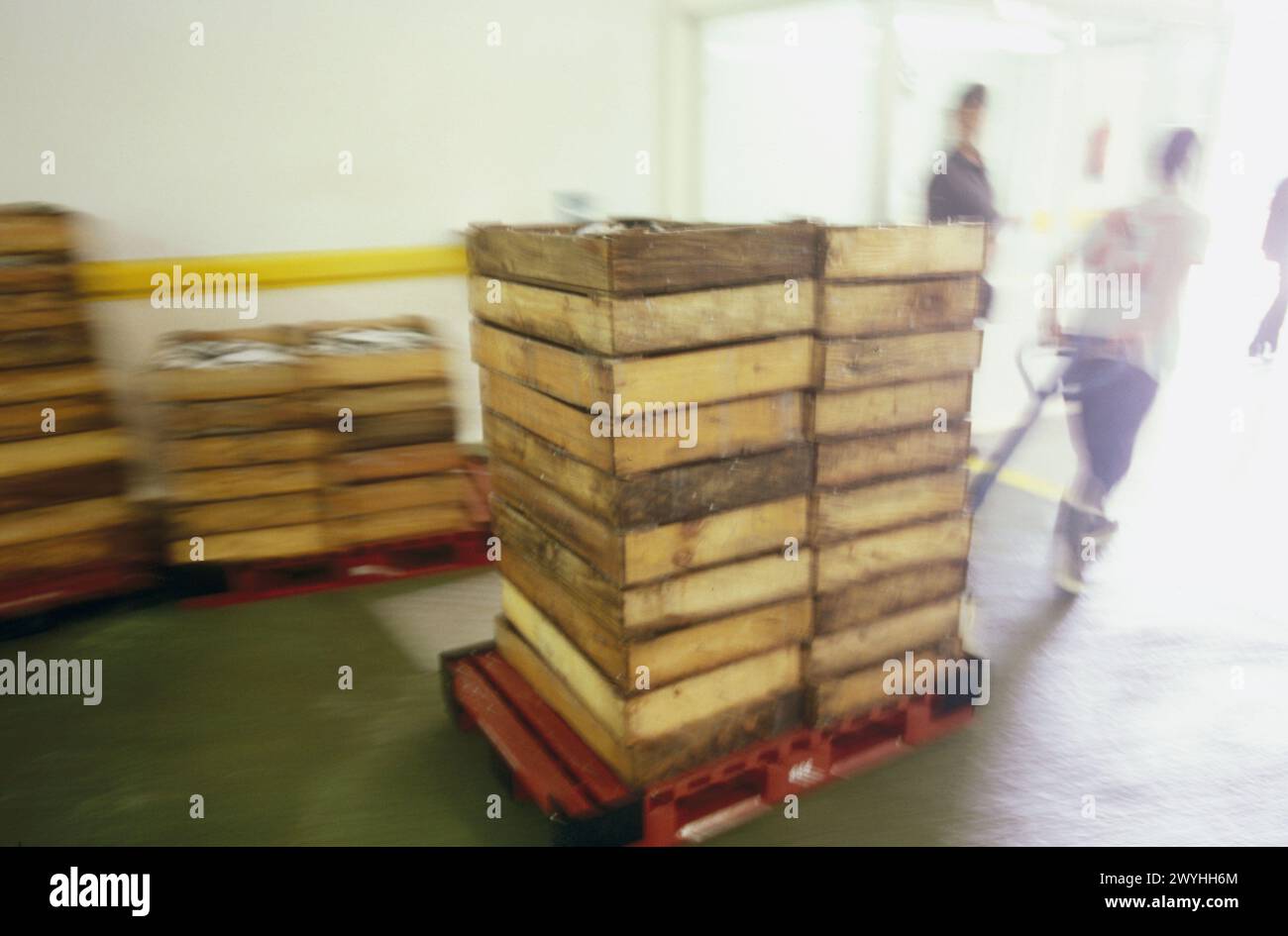 Man with barrow of fish hi-res stock photography and images - Alamy