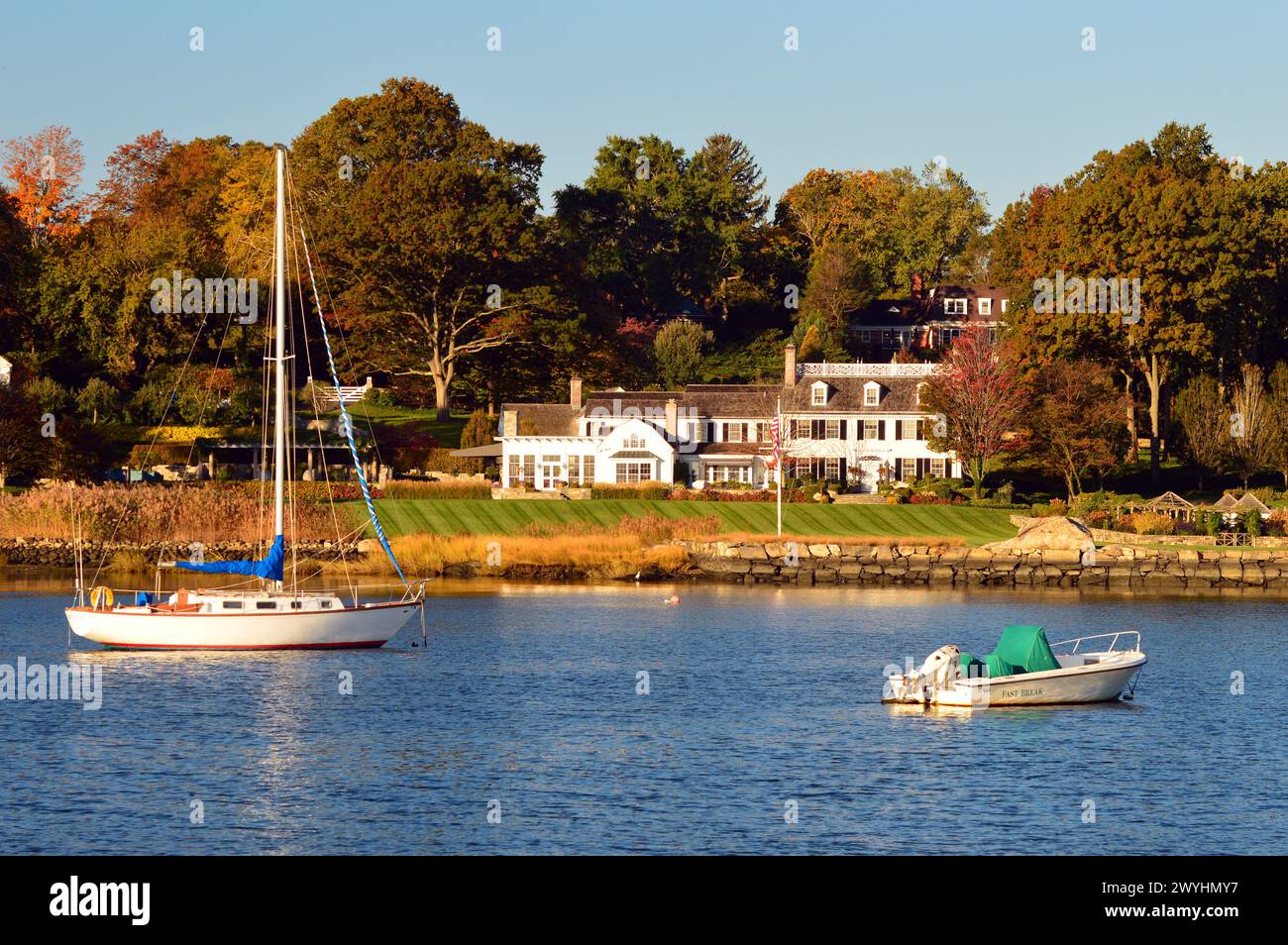 Luxury home house dock hi-res stock photography and images - Alamy