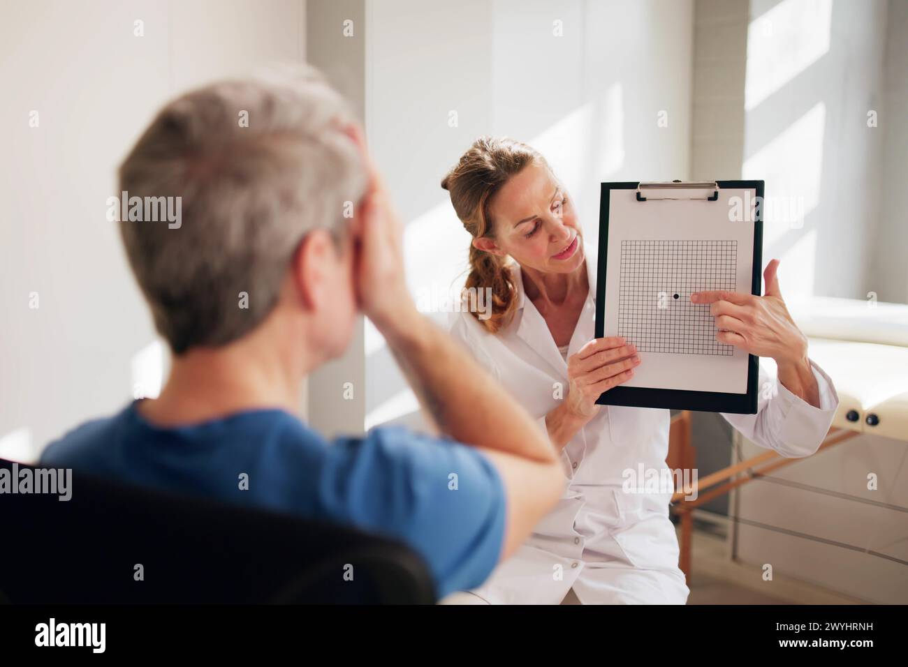 Amsler grid sight examination hi-res stock photography and images - Alamy