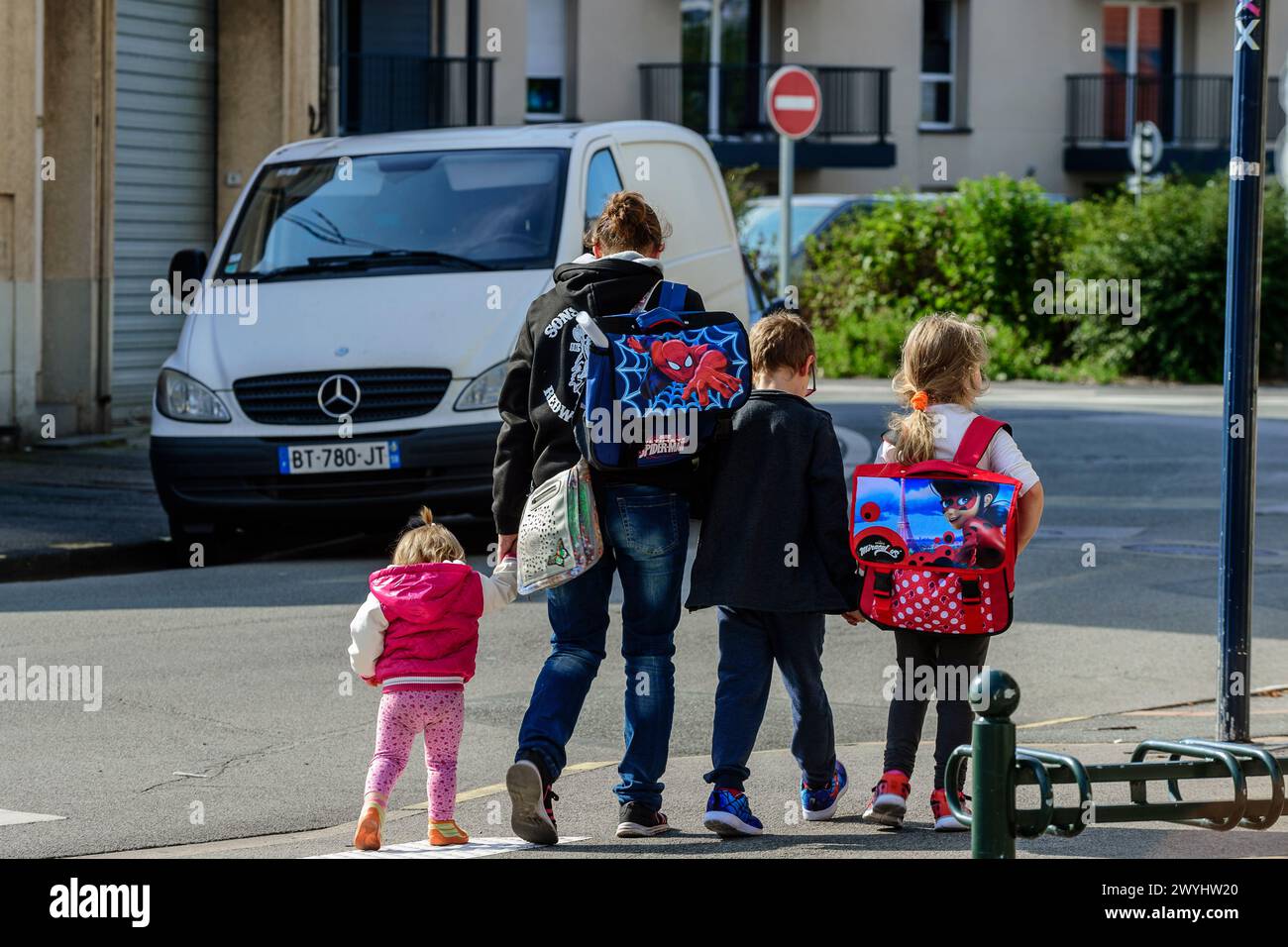 Sur le chemin de l'ecole hi-res stock photography and images - Alamy