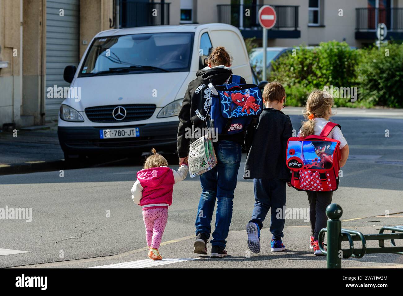 Sur le chemin de l'ecole hi-res stock photography and images - Alamy