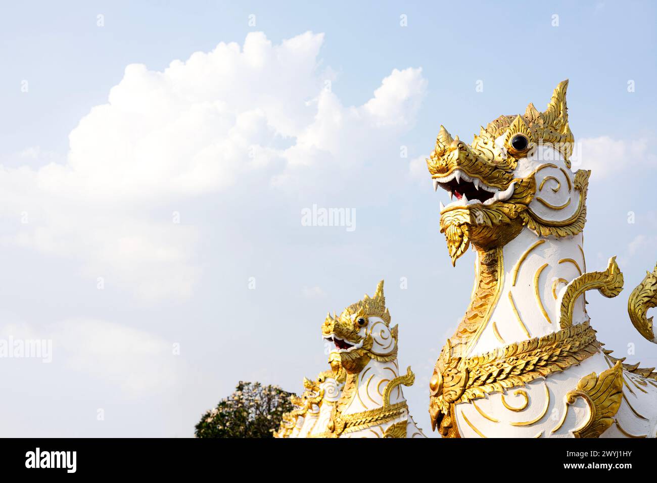 Thai lion statue hi-res stock photography and images - Alamy