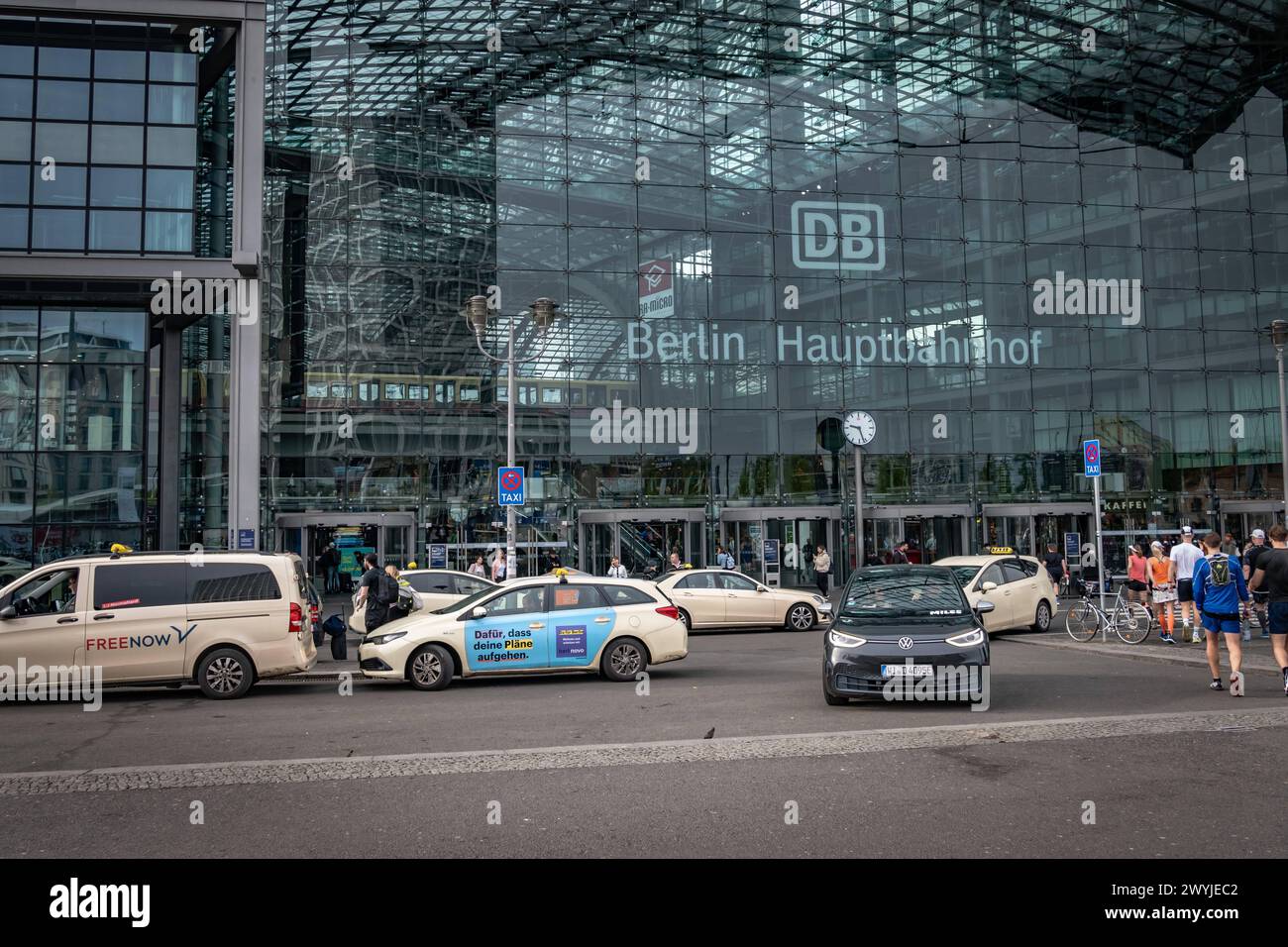 Berlin, Berlin Hauptbahnhof HBF, neuer Taxistand - 07.04.2024 Berlin ...