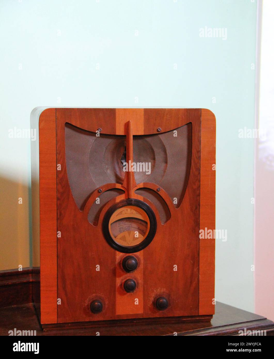 A Traditional Vintage Wooden Radio Wireless Set Stock Photo - Alamy