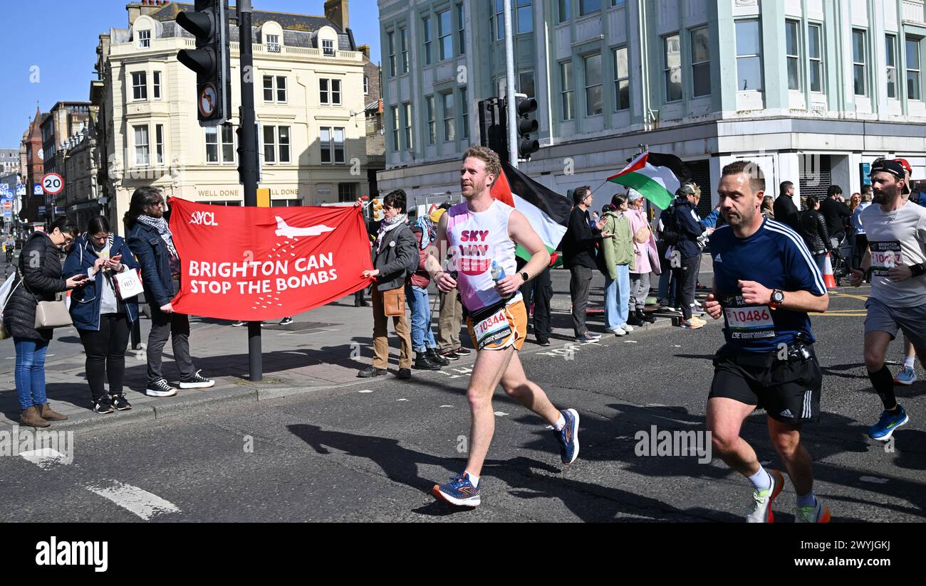 Protesters wave palestine flags hi-res stock photography and images - Alamy