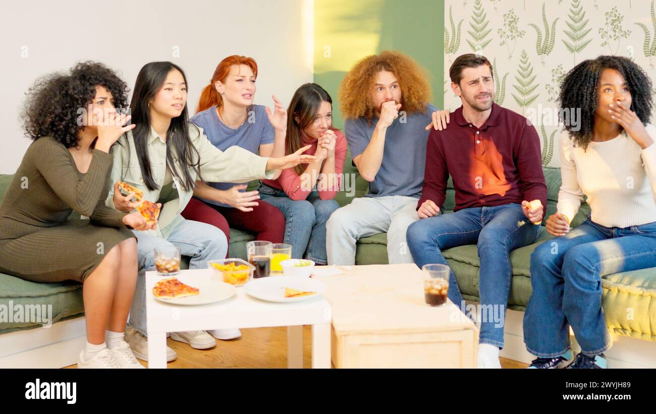 Watching tv friends hi-res stock photography and images - Alamy