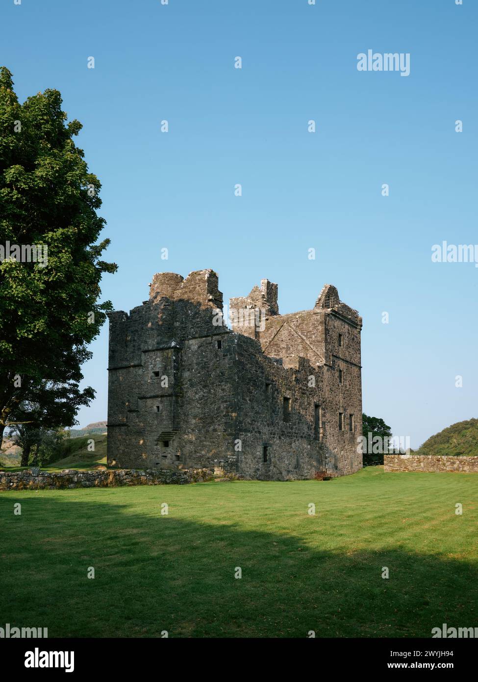 16th century ruined tower house hi-res stock photography and images - Alamy