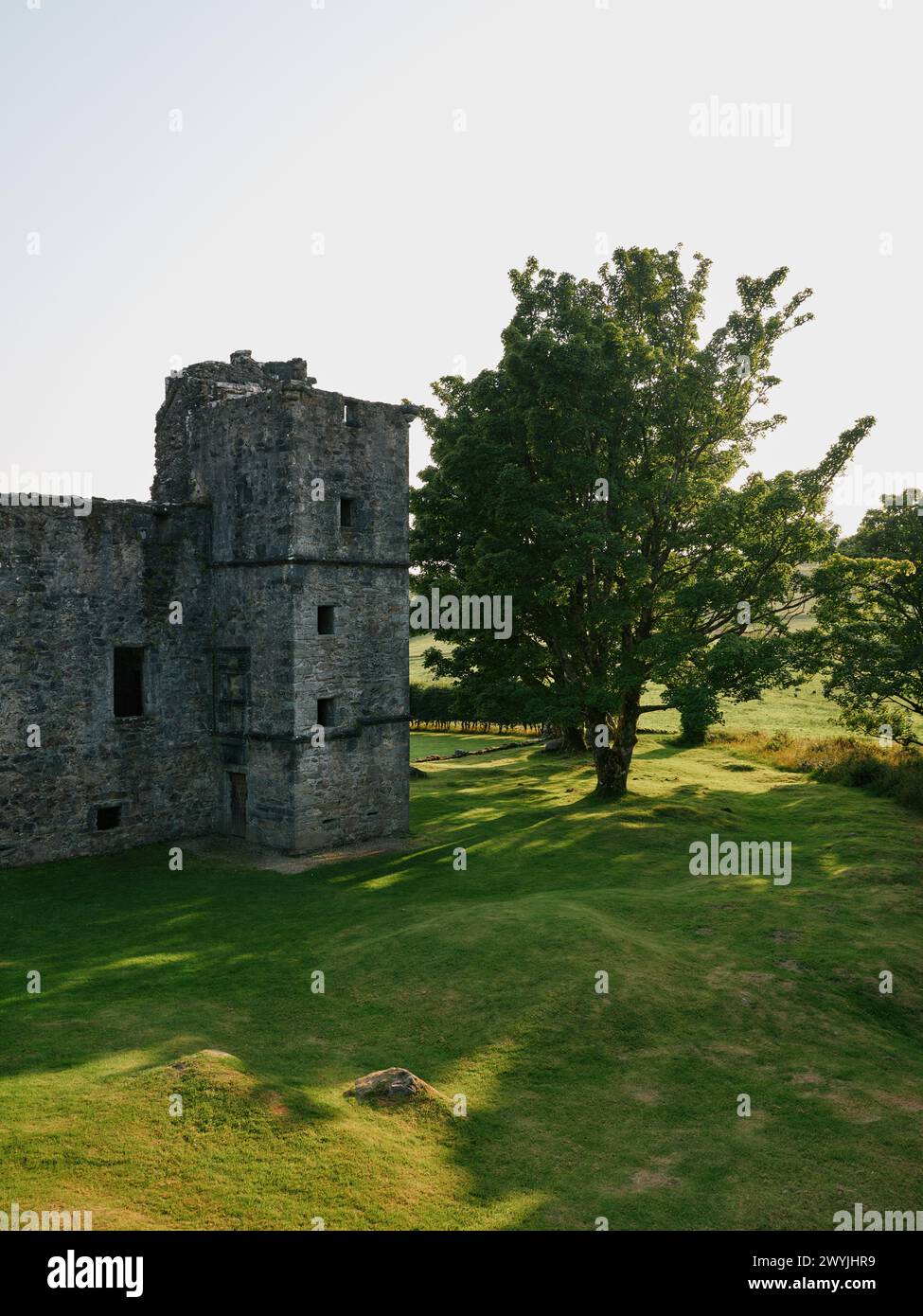 Ruined 16th century castle hi-res stock photography and images - Alamy