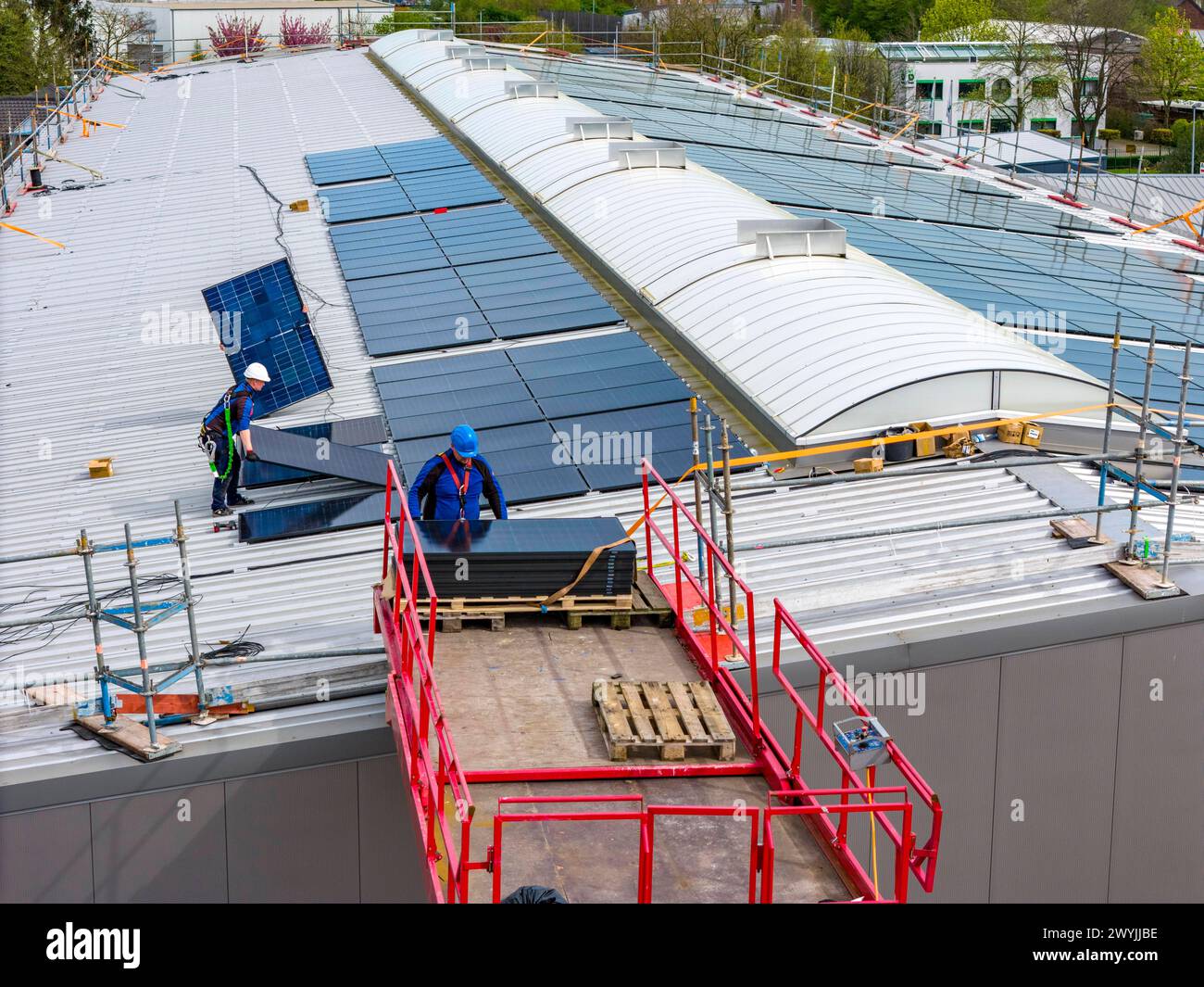 Montage von Solarmodulen auf dem Dach eines Gewerbebetriebs, über 400 ...