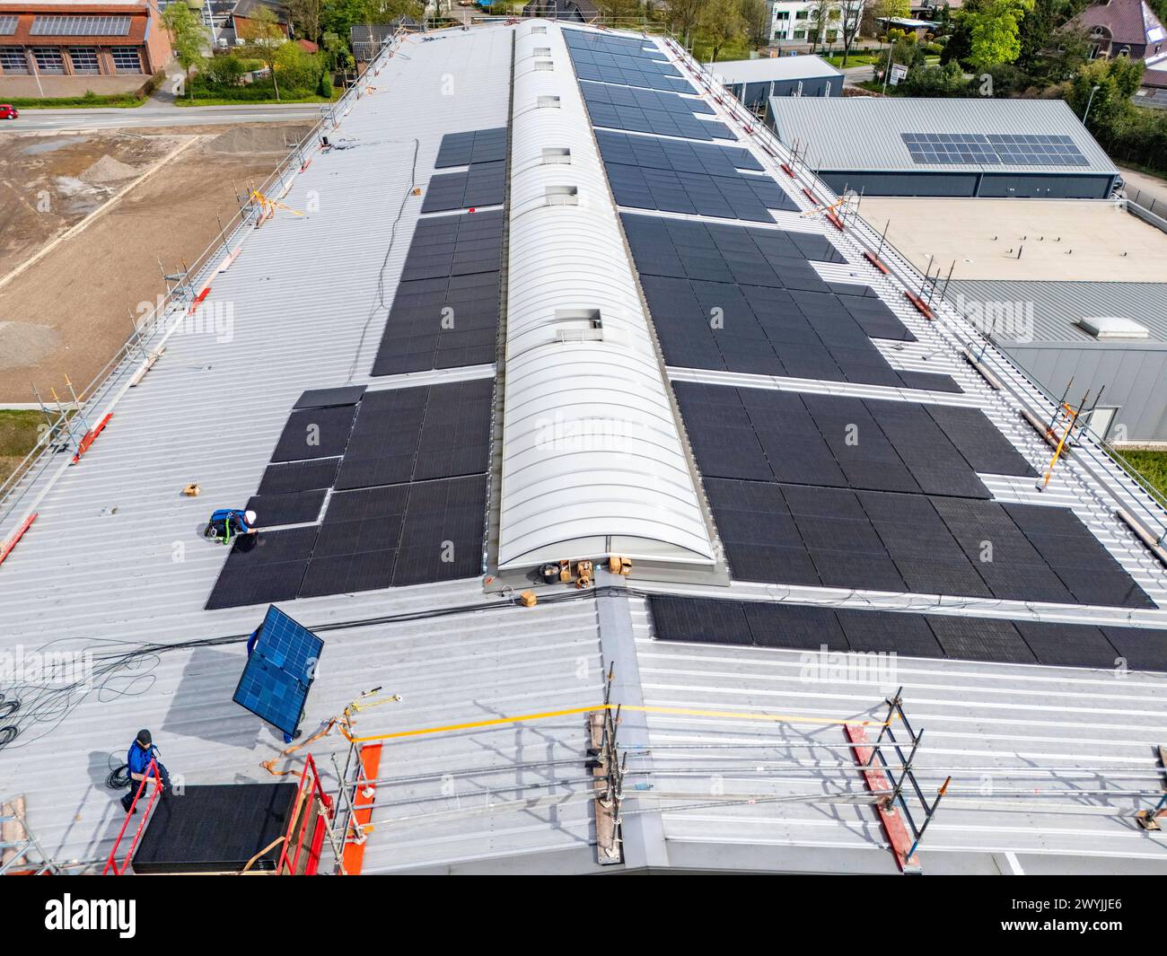Montage von Solarmodulen auf dem Dach eines Gewerbebetriebs, über 400 ...