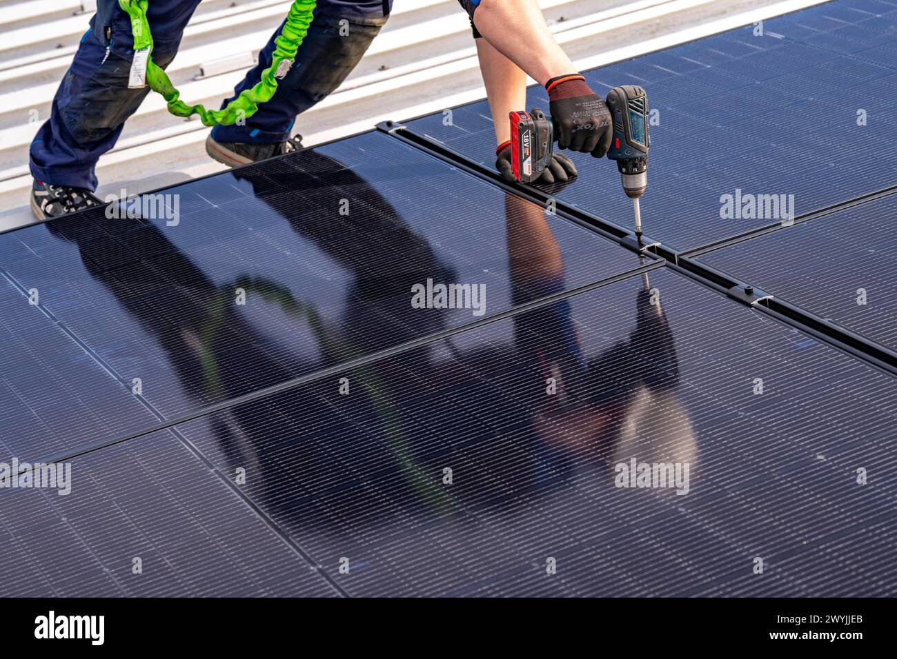Montage von Solarmodulen auf dem Dach eines Gewerbebetriebs, über 400 ...