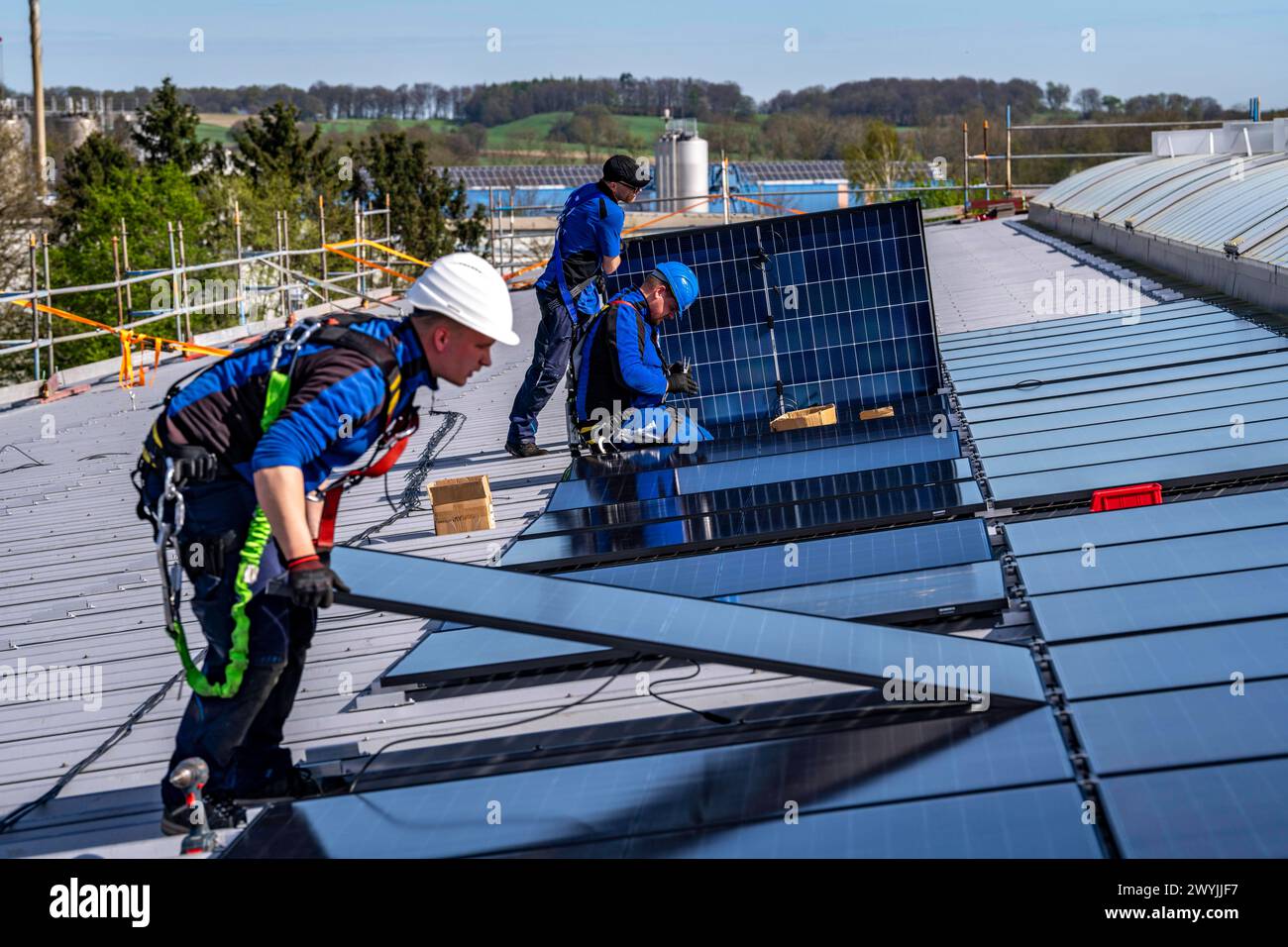 Montage von Solarmodulen auf dem Dach eines Gewerbebetriebs, über 400 Photovoltaik Module werden ...