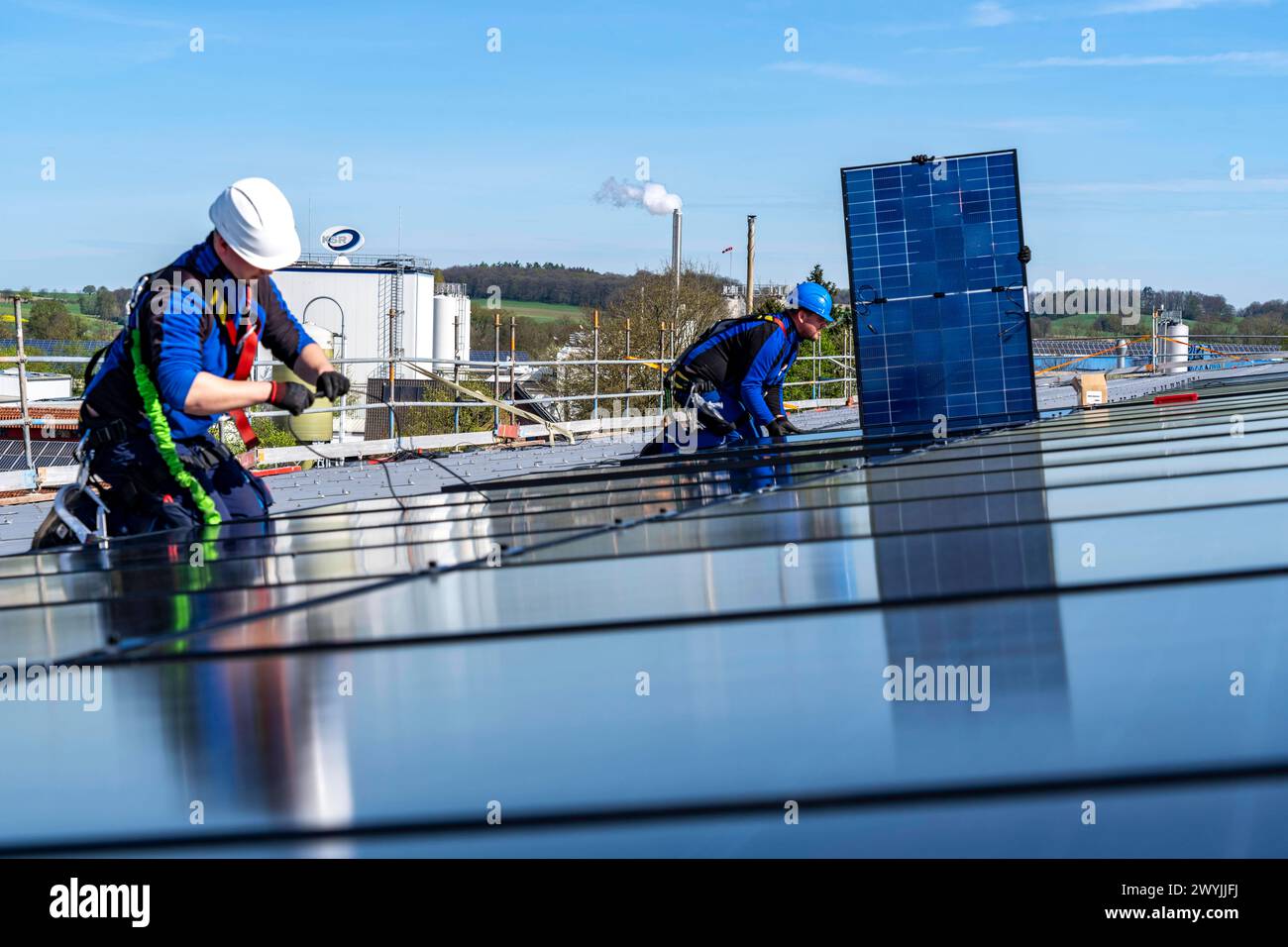 Montage von Solarmodulen auf dem Dach eines Gewerbebetriebs, über 400 ...