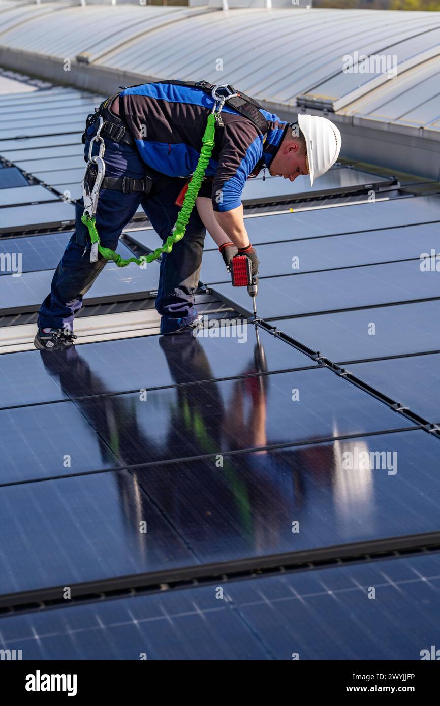 Montage von Solarmodulen auf dem Dach eines Gewerbebetriebs, über 400 ...