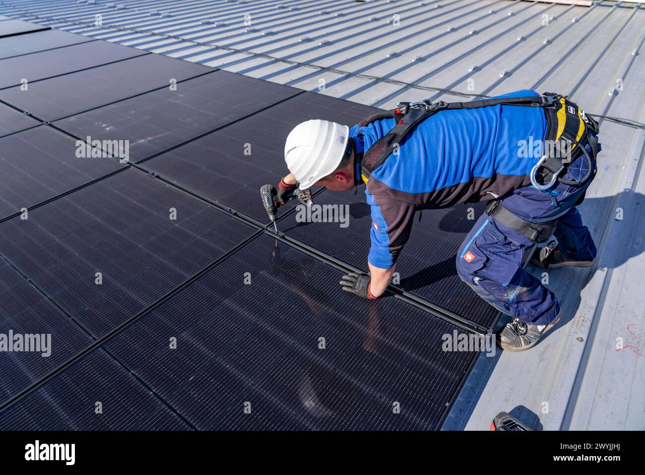 Montage von Solarmodulen auf dem Dach eines Gewerbebetriebs, über 400 ...