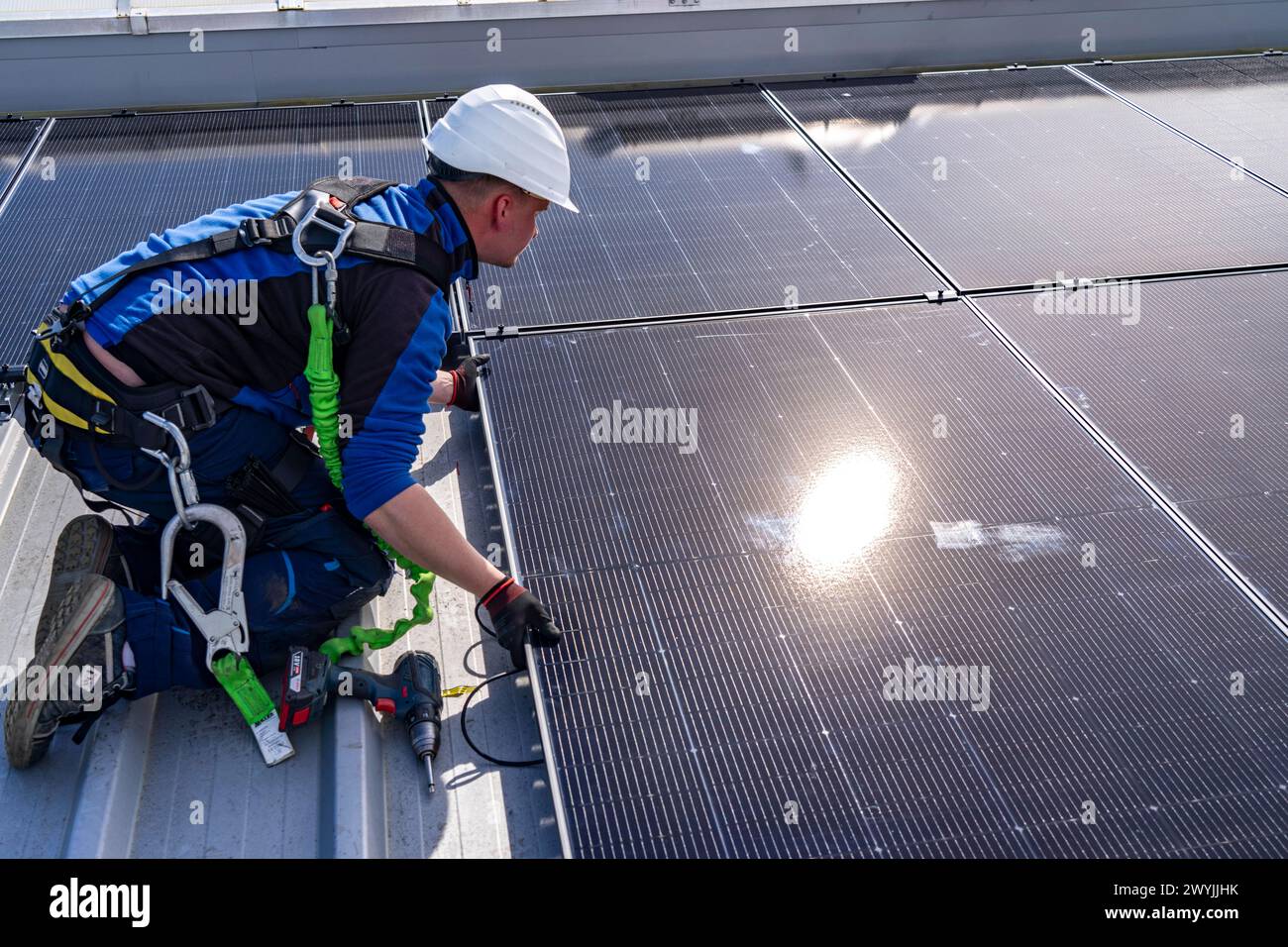 Montage von Solarmodulen auf dem Dach eines Gewerbebetriebs, über 400 ...